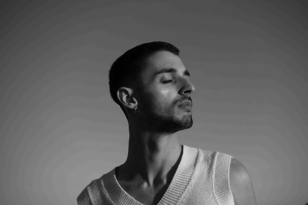 Sebastián Lanza "Frenesí": Un Himno a la Amistad Verdadera - SOS Música